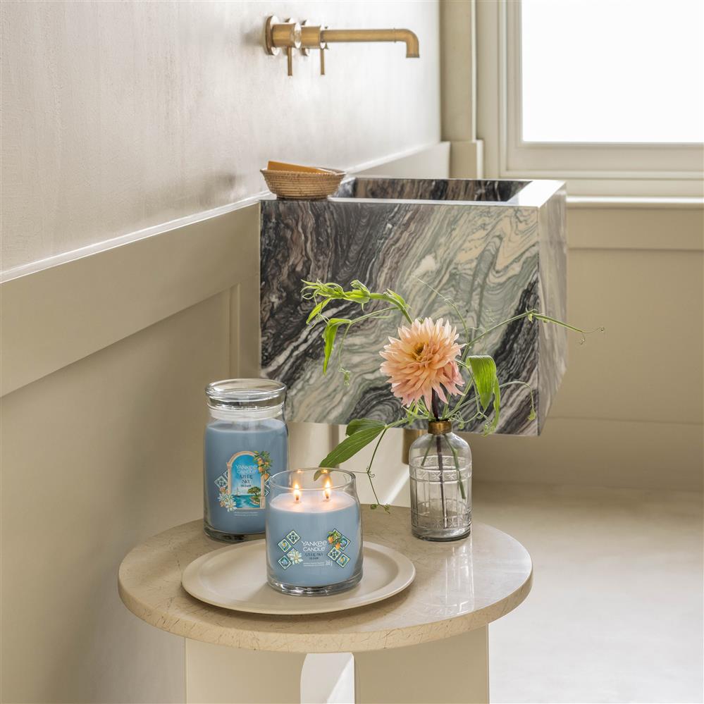 Azure Sky Duftkerze im mittleren Signature Glas | Yankee Candle Offizielle Website Schweiz