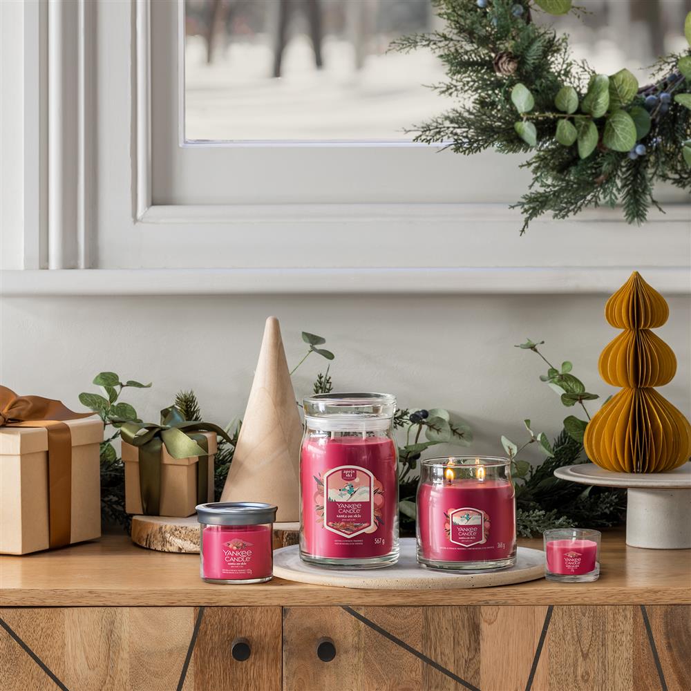 Santa on Skis Signature Filled Votive | Yankee Candle Offizielle ...